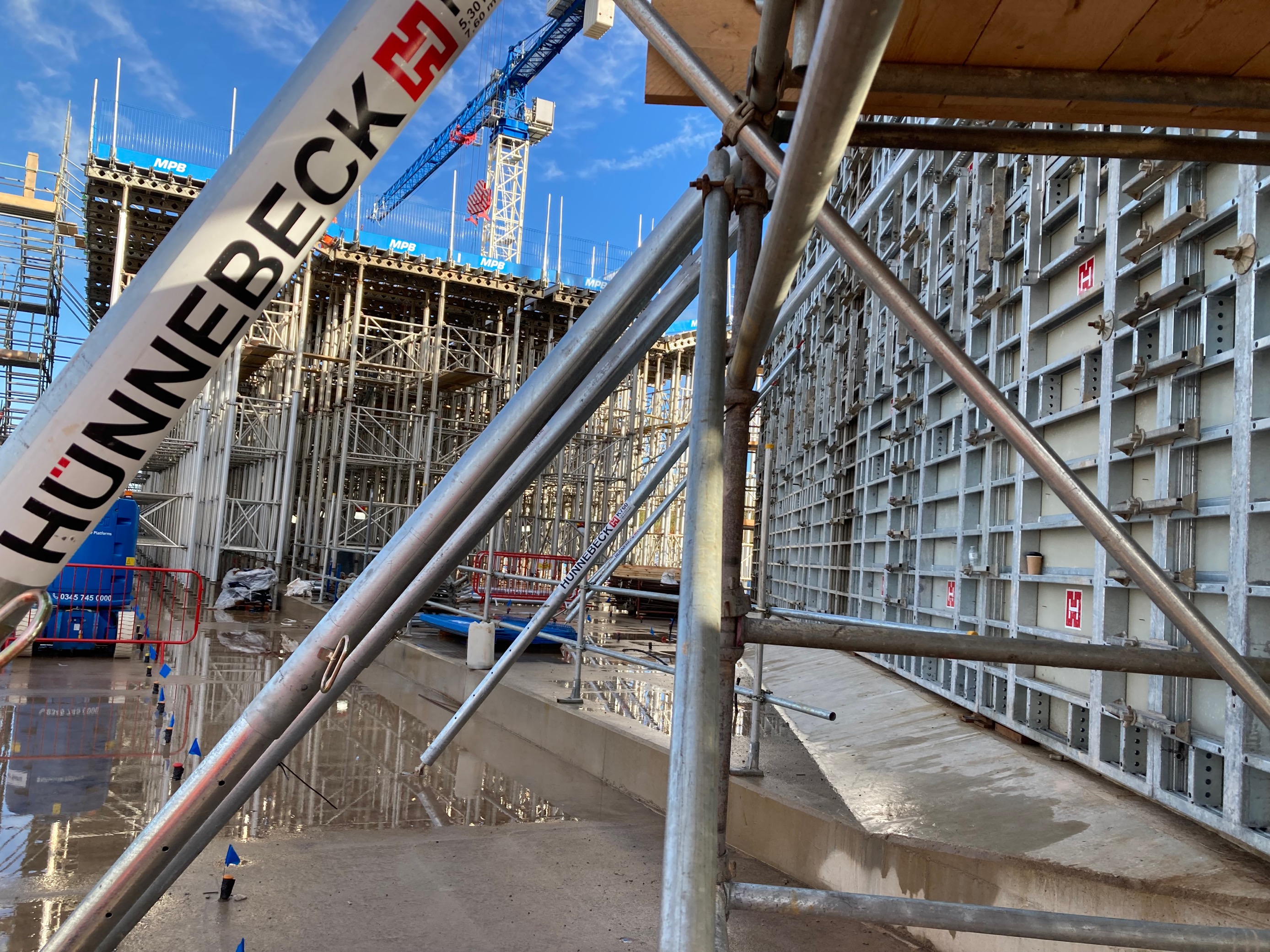Prefabricated box bridge construction to minimise motorway disruption