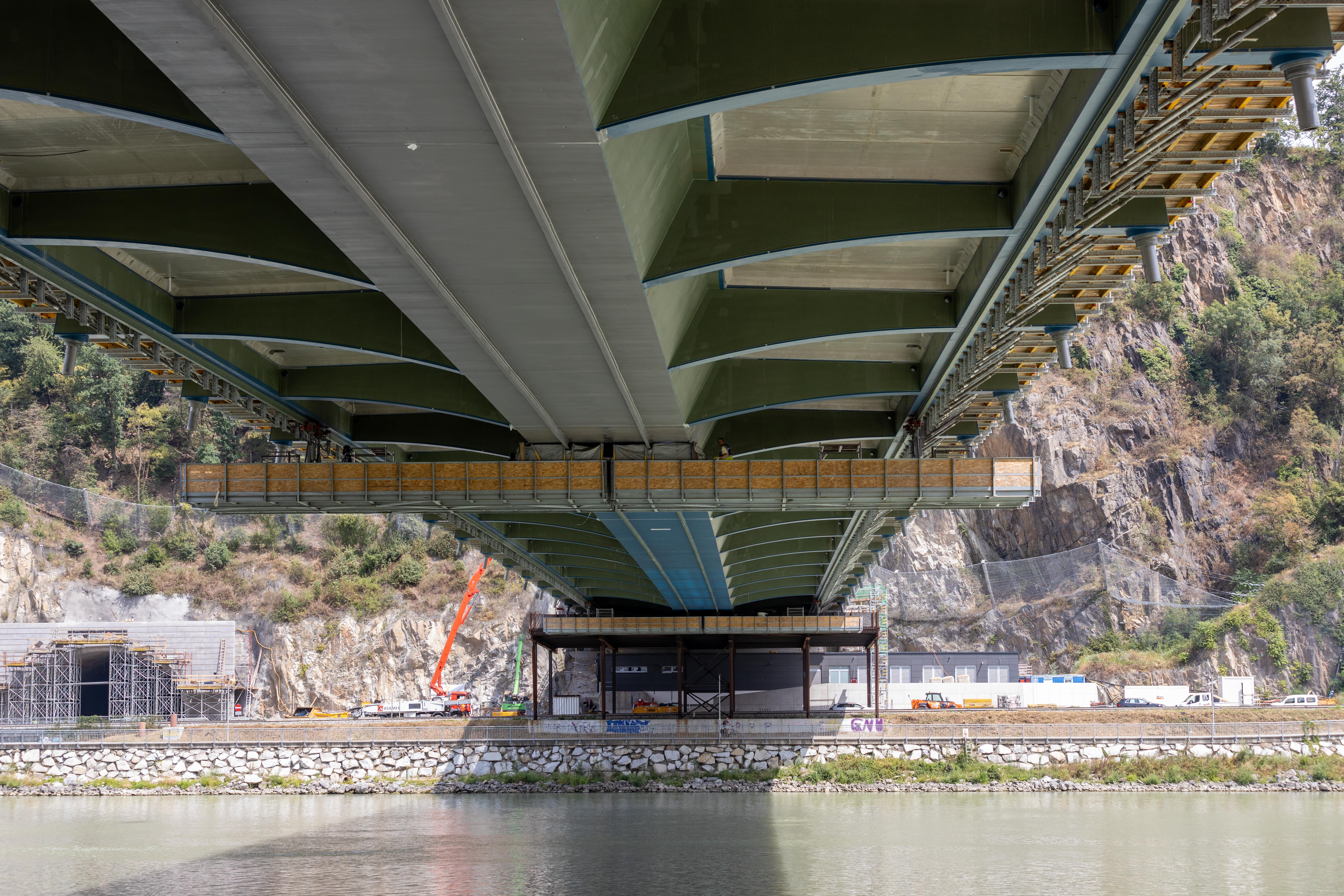 Suspended bridge construction with floating access platforms